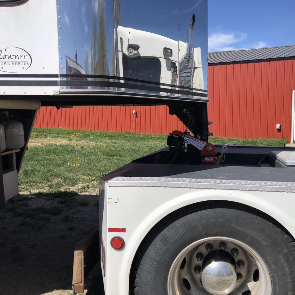 Shocker Gooseneck Air Hitch & Coupler for Sundowner Horse Trailers
