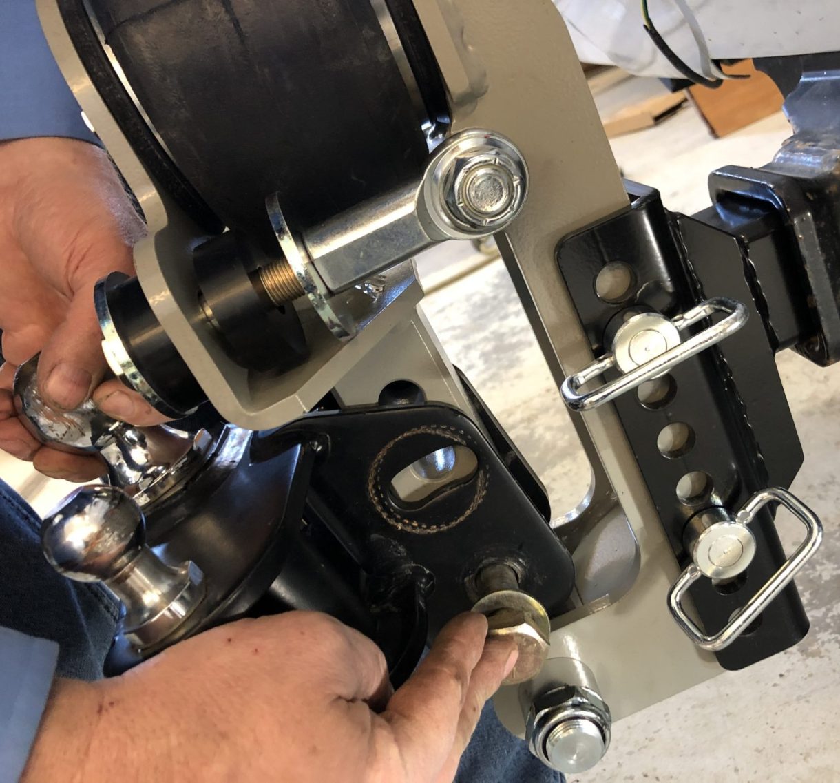 Shocker Air Equalizer for Weight Distribution Hitch – 12,000 lbs